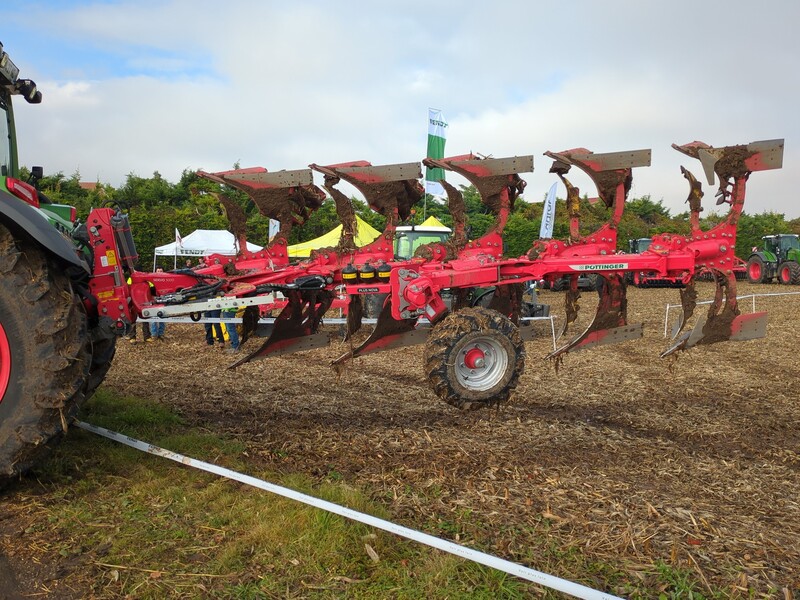 Les nouveautés Fendt et Pöttinger présentées en plein champ | PHR ...